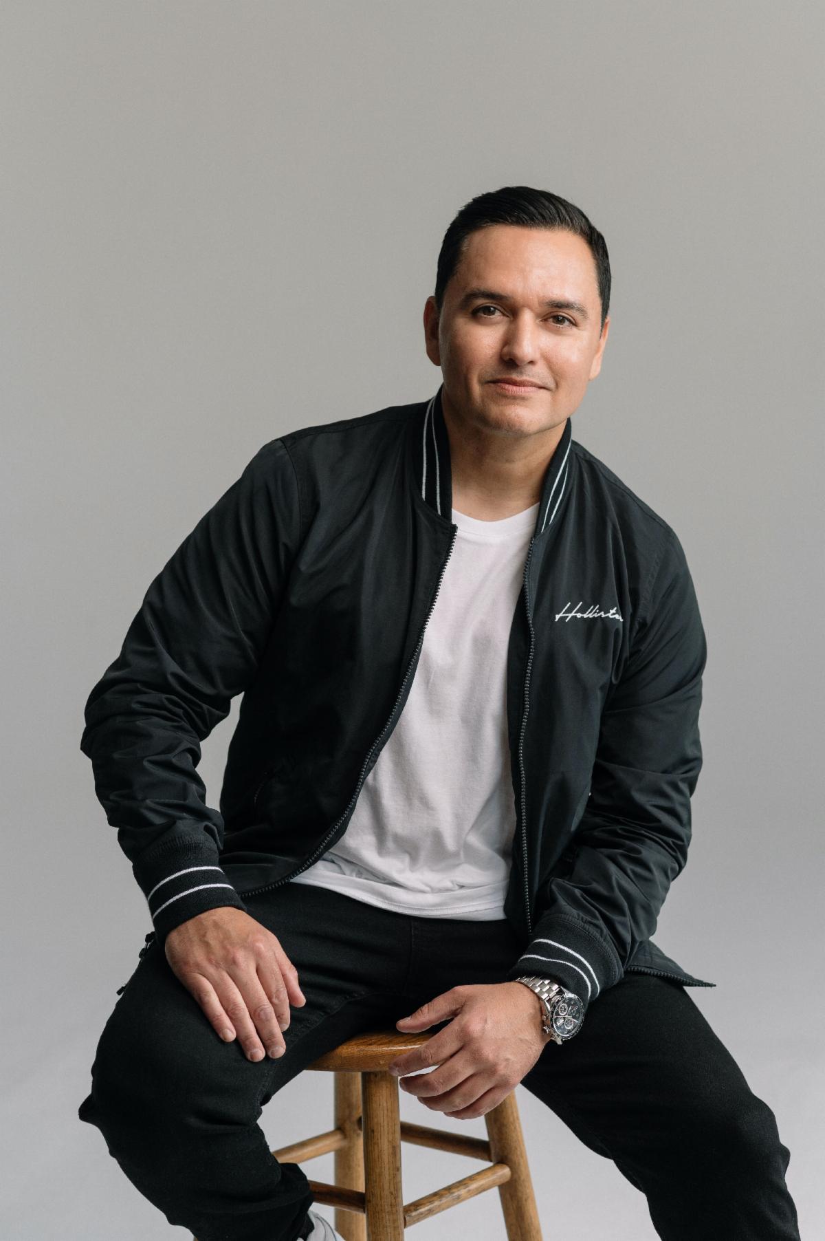 Josh Lopez rinde homenaje a sus padres con «Nadie Pudo Amarme Como Cristo»