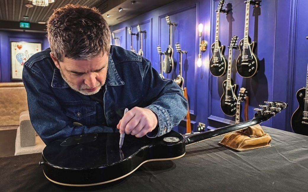 Gibson Custom partners with Noel Gallagher to create the Noel Gallagher Les Paul Standard ...