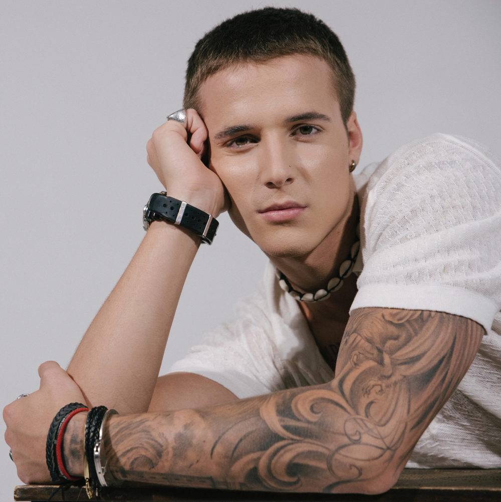 TEO BOK, EL ARTISTA DE POP LATINO, DE ORIGEN ITALIANO COMIENZA SU ...