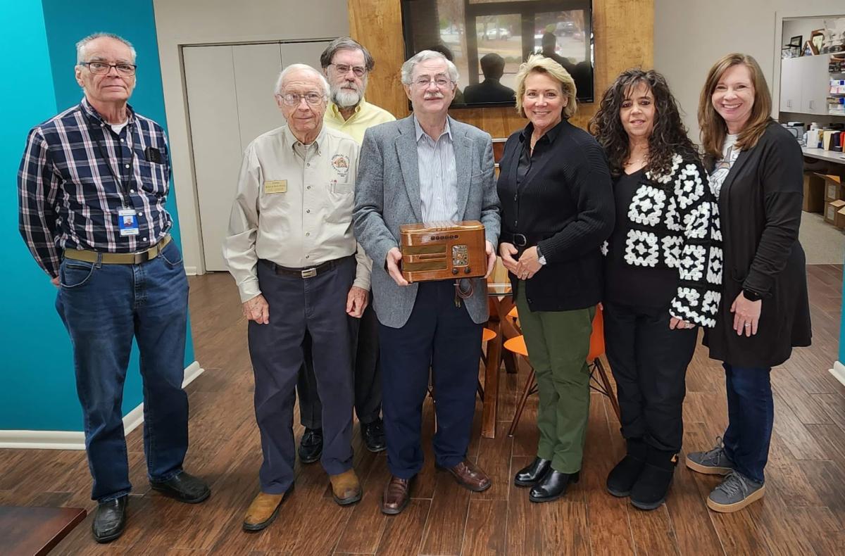 Alabama Historical Radio Society presents the ABA with a vintage radio!