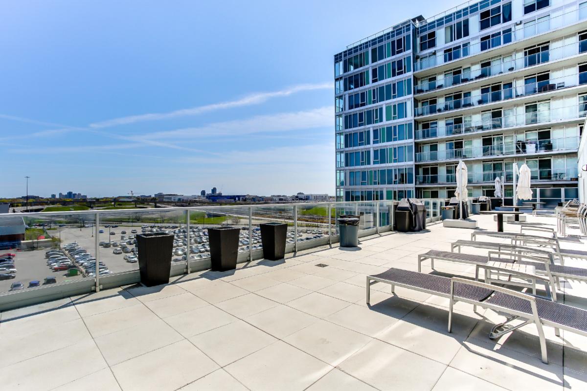 555 Wilson Ave - 1 Bed+Den Condo with Parking - Next to Subway