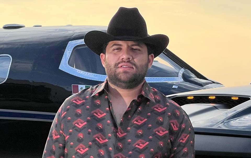 EN LOS ESCENARIOS ES EL REY DE LOS CORRIDOS PERO EN LA VIDA COTIDIANA ...