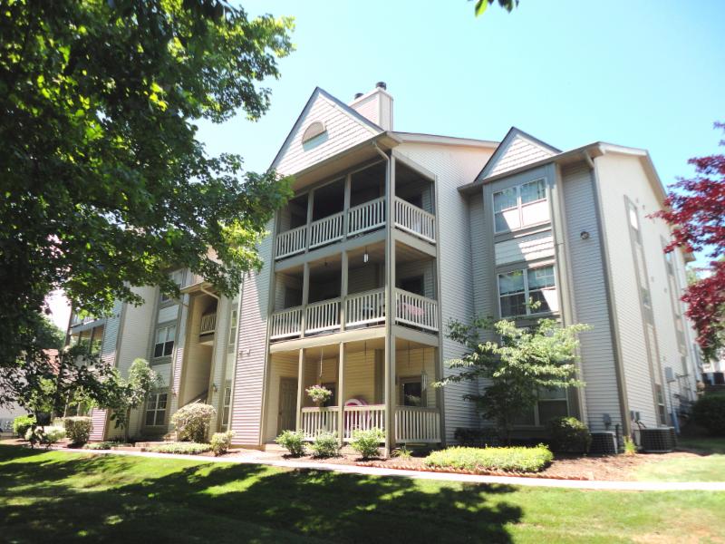 New Price! 33 Langdon Court #C202, Berlin, CT 06037 $139,900