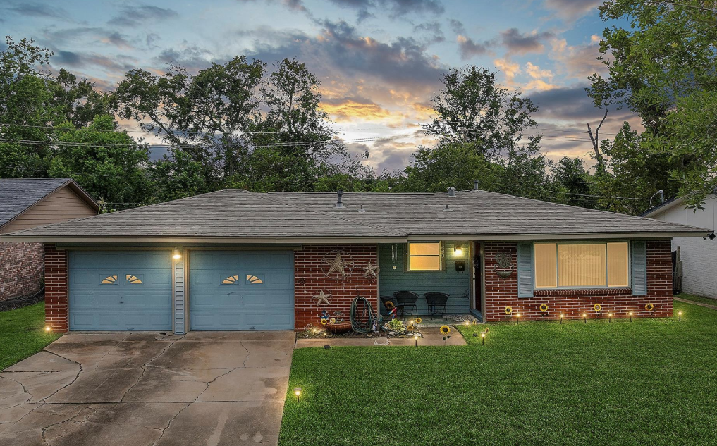 $10k Price Reduction! Flip or Rent This Brick 3/2 in 77034!