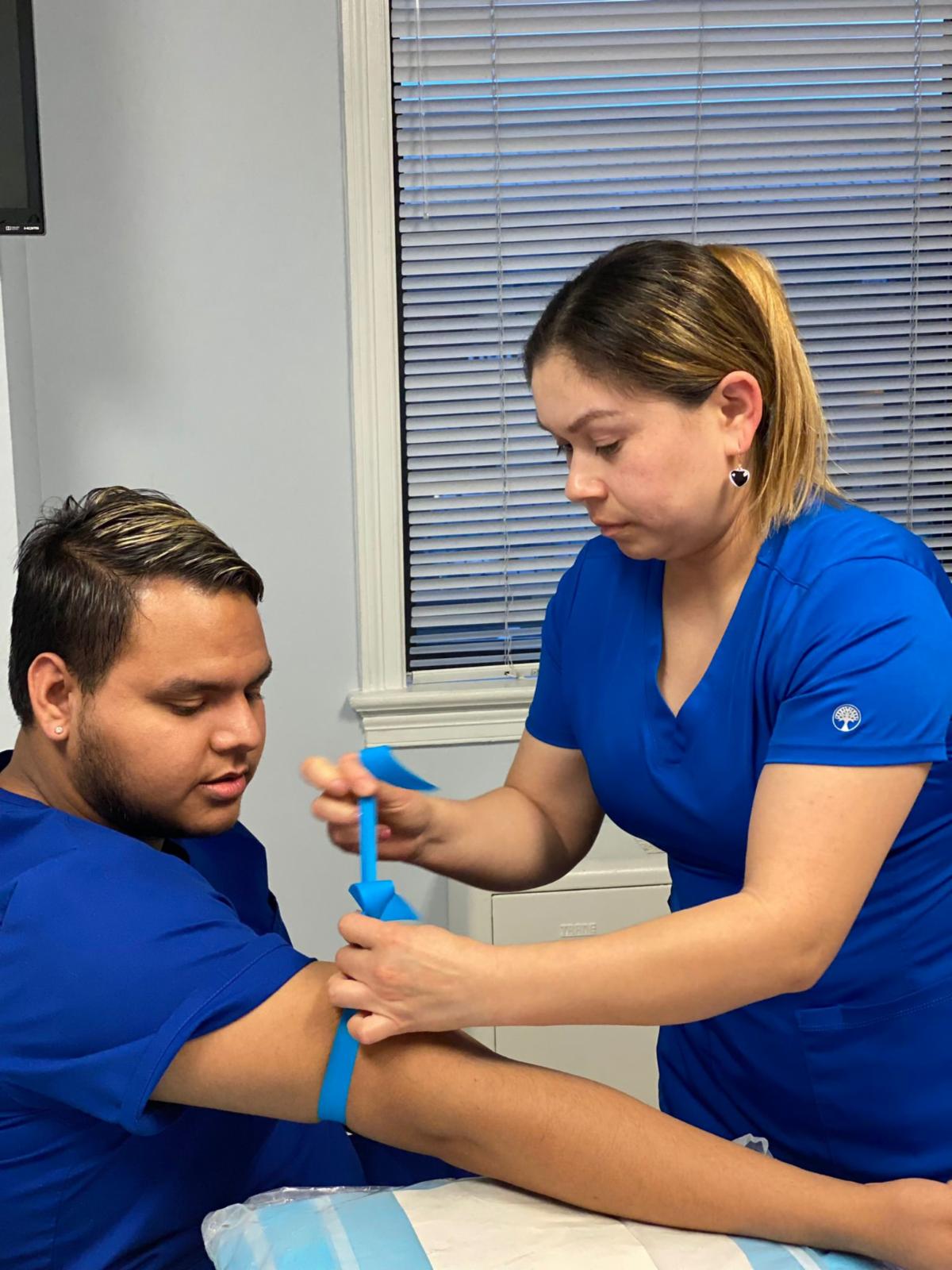 Conviertete en un Asistente Medico Clinico Certificado enSolo 5 Meses!!!